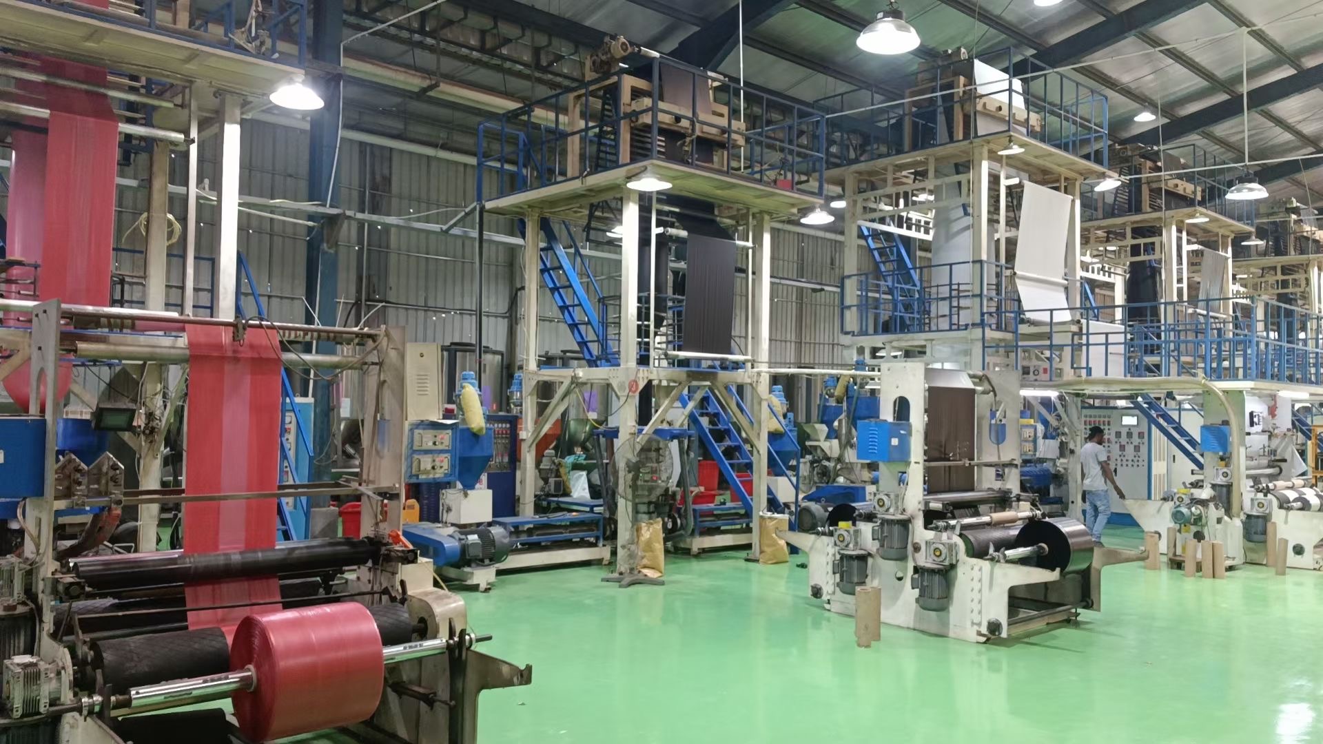 Film blowing workshop_XIN POLY INDUSTRY